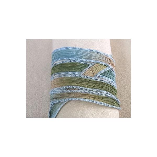 商品発送元：Bead Soup　(ビードスープ)シルク。長さ約85cm、幅約1.3cm。おもちゃ・ホビー・ゲーム、手芸・クラフト、ビーズHand dyed silks　"Spring Fling"セージ、モカ、メディトレニアンブルーのブレン...