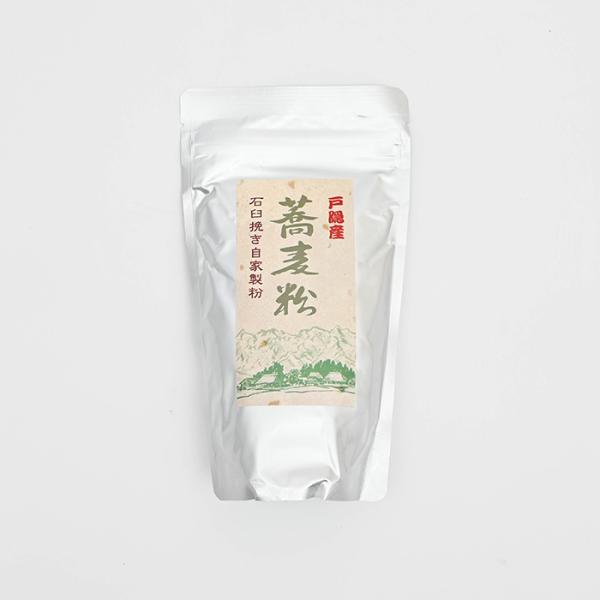 商品発送元：信州長野のおみやげ｜お土産どんぐり長野フード・菓子、麺類、ラーメン戸隠産蕎麦松石臼挽き自家製粉（そば粉）信州長野のお土産本品で手打ち蕎麦もお楽しみ頂けます。内容量300g賞味期限製造日より約4ヶ月保存方法直射日光をさけ、湿気を低...