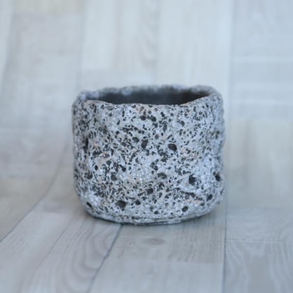 商品発送元：大田花き開発ユニット｜Bloemfontein１個入フラワー・ガーデニング、ガーデニング、鉢月面をイメージした軽石風のテクスチャーが特徴のアレンジベース。その控えめな佇まいは”侘び寂び”の世界観に通じます。洋花だけではなく和のア...