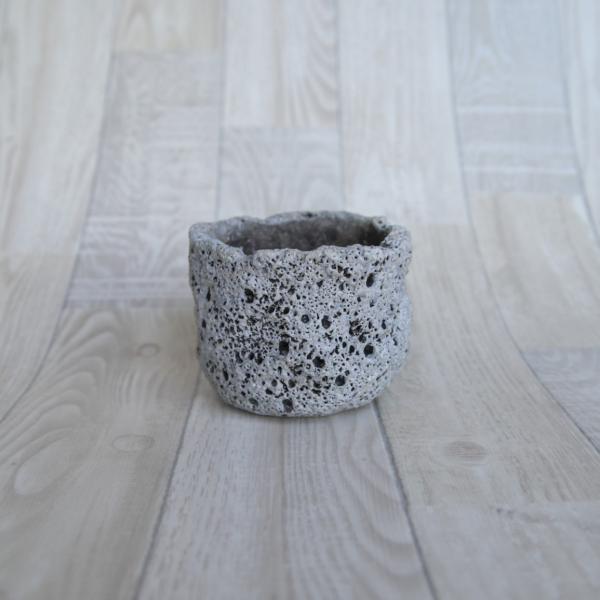 商品発送元：大田花き開発ユニット｜Bloemfontein１個入フラワー・ガーデニング、ガーデニング、鉢月面をイメージした軽石風のテクスチャーが特徴のアレンジベース。その控えめな佇まいは”侘び寂び”の世界観に通じます。洋花だけではなく和のア...