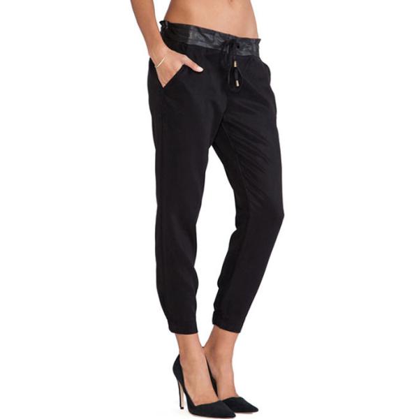 商品発送元：Blue Addictファッション・ブランド、カジュアル、レディースカジュアルウェア、ジーパン、美尻リラックス感のあるシルエットがキュートなルーズフィットパンツ。ウエスト部分は光沢感のある素材を使用し、紐で調節するタイプ。伸縮す...