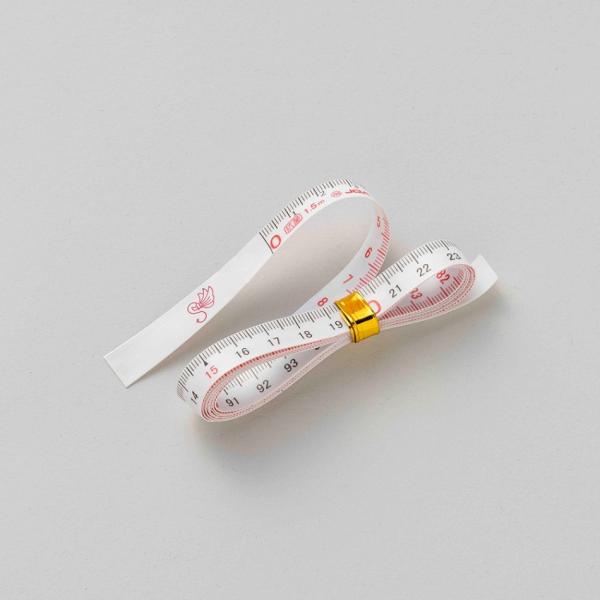 商品発送元：学校法人文化学園 文化購買事業部　BUNKA GAKUEN SHOP生活・インテリア・文具ガラス繊維を使用し、耐熱性・不燃性・耐久性に優れ伸縮の少ないメジャーです。数字面が横書き、縦書きされており、計測地点により表裏を使い分ける...