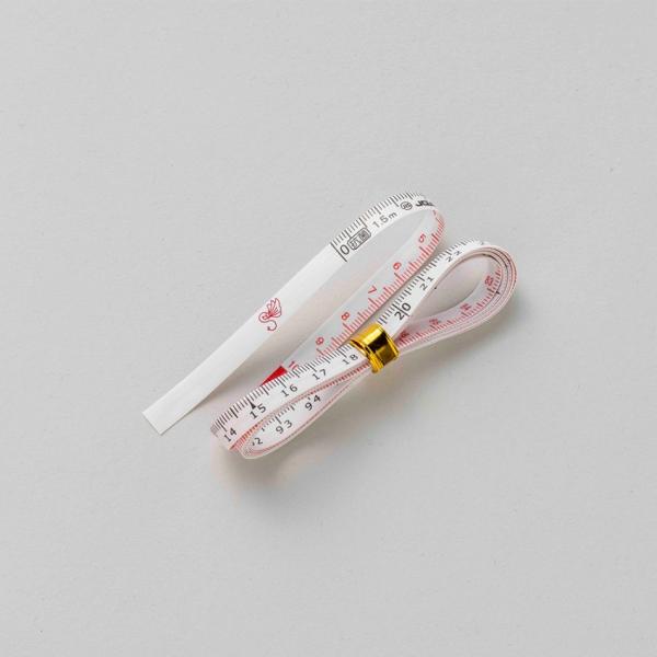 商品発送元：学校法人文化学園 文化購買事業部　BUNKA GAKUEN SHOP生活・インテリア・文具ガラス繊維を使用し、耐熱性・不燃性・耐久性に優れ伸縮の少ないメジャーです。数字面が横書き、縦書きされており、計測地点により表裏を使い分ける...