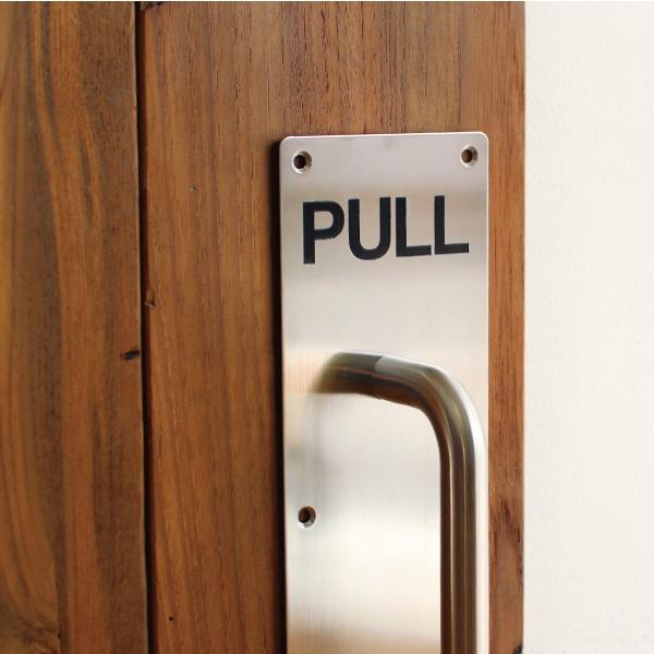 商品発送元：DUPON35その他シンプルなステンレス製のPULLプレート。サイン兼ハンドルになっているPULLプレートはあまり見られないアイテム。つや消しのステンレスの素材感とスタンダードなフォントが無機質で格好良い印象で、PUSHプレート...