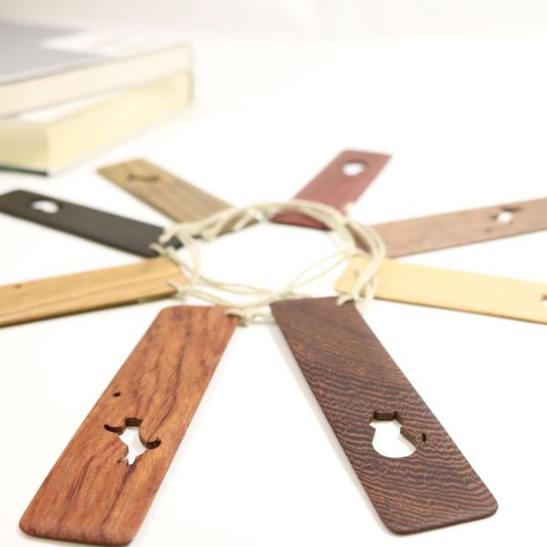 商品発送元：cheers/チアーズ生活・インテリア・文具読書の時間がより豊かになる、木のしおりです。長野県の木工作家、山帰来さんの作品です。繊細で、ホッとする作品の世界観に一目ぼれし取扱いをお願いしました。実に多様な道具たち　カンナにこんな...