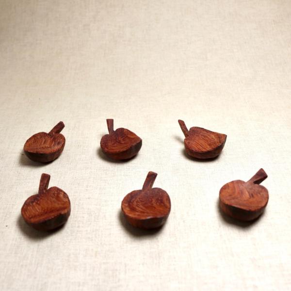 商品発送元：cheers/チアーズ生活・インテリア・文具食卓をセンス良く彩る　長野県の木工作家、山帰来さんの作品です。繊細で、ホッとする作品の世界観に一目ぼれし取扱いをお願いしました。りんごの箸置きが新登場！ブビンガという赤い木材を使用して...