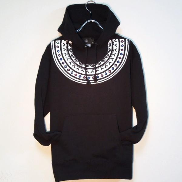 商品発送元：名称未設定（childq）ファッション・ブランドＣＨＩＬＤＱ　アートシリーズから　サモア　パターン　スワロフスキー　デザインが登場今回のデザインはポリネシアの中で唯一トライバルタトゥーの伝統を今日まで絶やすことなく守り抜いて来た...