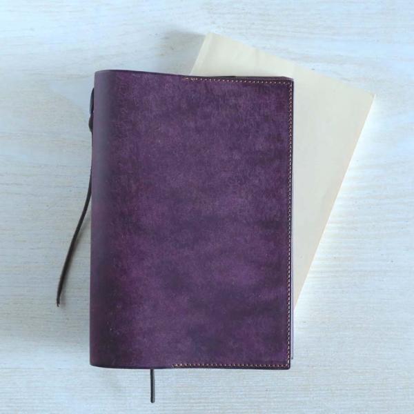 商品発送元：世界に二つと無い革製品を｜コバルトレザーワークスバッグ・靴・小物、雑貨・小物読んだ分だけ、色濃く、深く読書の時間をちょっと楽しく、心を軽やかに弾ませてくれる...そんなブックカバーを仕立てました。本革でできたブックカバーは少し重...