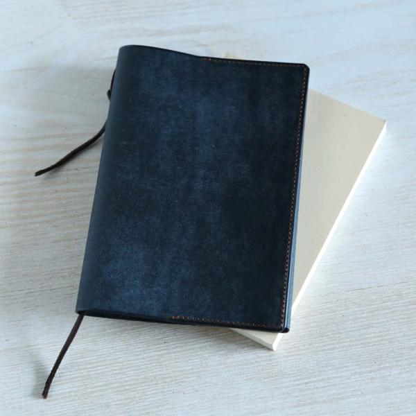 商品発送元：世界に二つと無い革製品を｜コバルトレザーワークスバッグ・靴・小物、雑貨・小物読んだ分だけ、色濃く、深く読書の時間をちょっと楽しく、心を軽やかに弾ませてくれる...そんなブックカバーを仕立てました。本革でできたブックカバーは少し重...