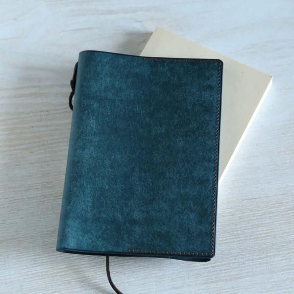 商品発送元：世界に二つと無い革製品を｜コバルトレザーワークスバッグ・靴・小物、雑貨・小物読んだ分だけ、色濃く、深く読書の時間をちょっと楽しく、心を軽やかに弾ませてくれる...そんなブックカバーを仕立てました。本革でできたブックカバーは少し重...