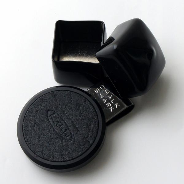 商品発送元：ビリヤード 通販 キューショップジャパンスポーツ・アウトドア・旅行強力な磁力でチョークケースの脱着時も安心できる、チョークシャーク CHALK SHARK。ジョン・リーチ氏の設計をベースに、カムイが製品化。宝飾品、陶芸品、刃物な...