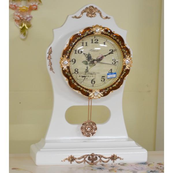 商品発送元：輸入家具チェンエン・ジャパン生活・インテリア・文具、インテリア小物・置物、時計、置き時計アンティーク調のホワイトの置時計です。重厚感漂いますね。かちかち言わないので、寝室に置いても気になりません。サイズ：28×9×H39cm　材...