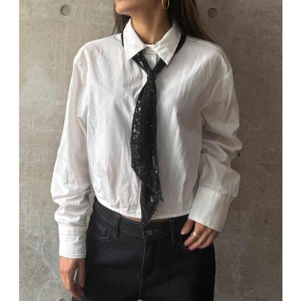 商品発送元：DESERT ROSES_blファッション・ブランドオーガニックコットンを使用した軽量で通気性の良いポプリン生地を、シンプルなデザインのクロップド丈に仕立てたブラウス。滑らかな肌触りで、エレガントかつグラマラスな印象を与えます。...