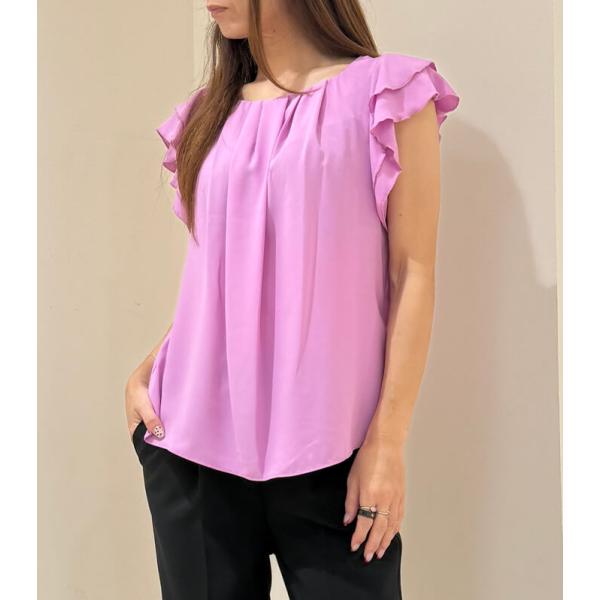 商品発送元：DESERT ROSES_blファッション・ブランド1枚で女性らしさと気になる部分のカバーができるキャップスリーブブラウス。鎖骨ラインに添う美しいネックラインにステッチプリーツをあしらい、デコルテを美しく演出しつつ、二の腕はカバ...