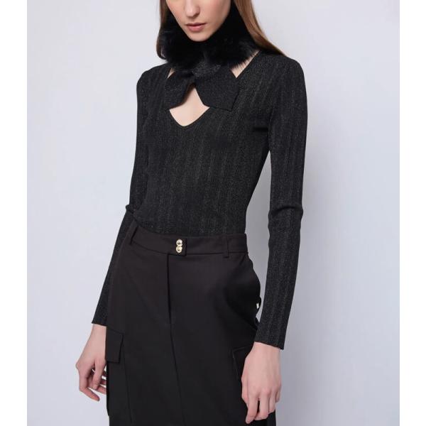 商品発送元：DESERT ROSES_ktファッション・ブランドVネックとフェイクファーのティペットが、品よく華やかさと暖かみを添えるリブ編みニット。ボディは滑らかな肌触りのレーヨン糸と、さりげなく着こなしに上品な煌めきを添えるルレックス糸...