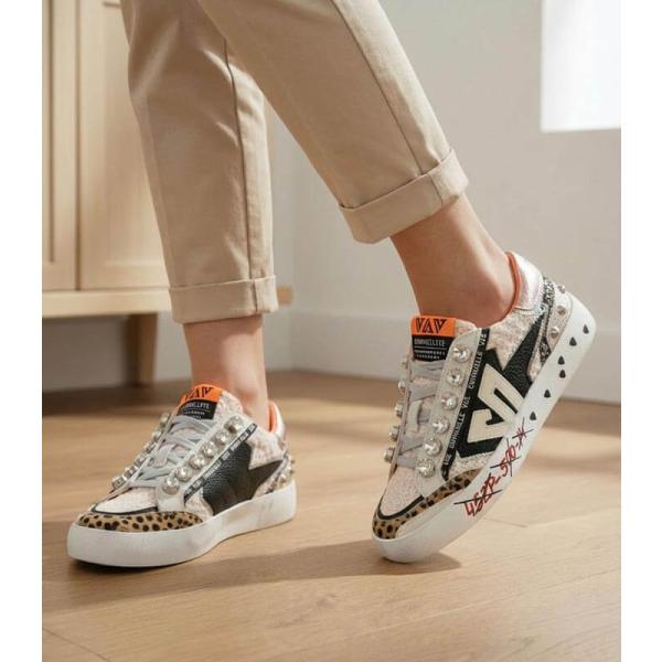 商品発送元：DESERT ROSEP_snikerファッション・ブランド大胆なビジュー×アニマル柄×ネオンアクセントで、足元から圧倒的な存在感を放つスニーカー。ブランドならではの個性あふれる素材コンビネーションが一度見たら忘れられないルック...