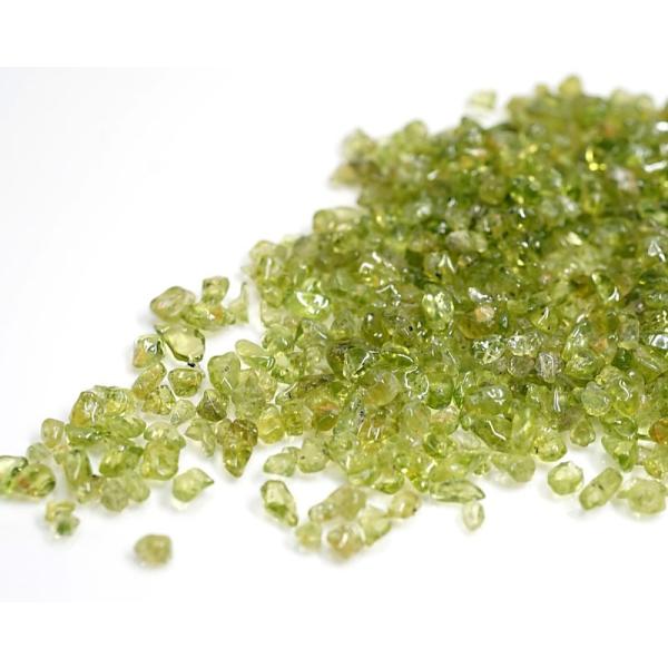 商品発送元：ホワイトセージ 浄化スプレーのルカス LUCAS　本店おもちゃ・ホビー・ゲーム、占い・開運・風水・パワーストーン、石・天然石・パワーストーンペリドットのさざれチップです。透明感が非常に高く、そのままイヤリングに着けられそうな程、...