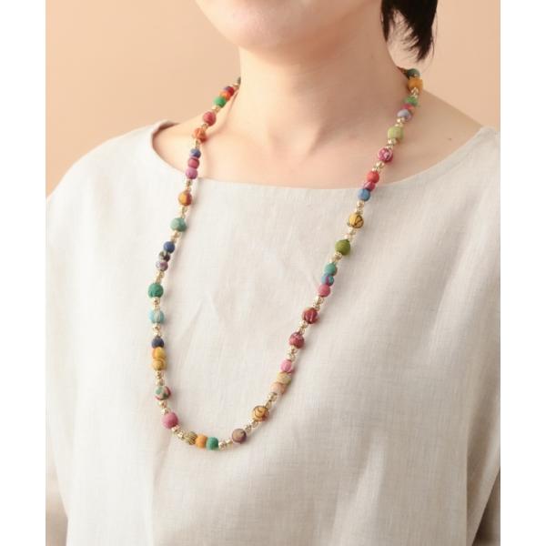 商品発送元：KANKAN ONLINE SHOPファッション・ブランドインドのラリーキルト（リサイクルサリーを幾重にも重ね、刺し子刺繍を施した布）の素材布を利用して作った1連ネックレス。クラフト感のある、カラフルなラリーボールとゴールドのビ...