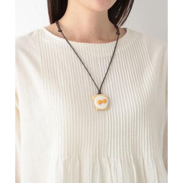 商品発送元：KANKAN ONLINE SHOPファッション・ブランド目玉焼きをのせたトーストをモチーフにした、遊び心のあるウッドネックレス。 木のあたたかみを感じるやさしい色合いで、シンプルなコーディネートのさりげないアクセントになります...