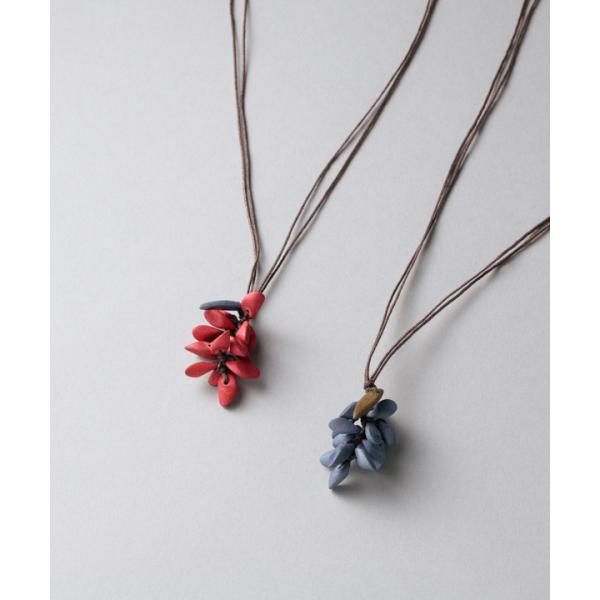 商品発送元：KANKAN ONLINE SHOPファッション・ブランド藤の花がさりげなく揺れるような、立体感のあるフラワーモチーフネックレス。 小さな花びらを重ねたデザインが、ナチュラルな中にやさしい彩りを添えてくれます。 コーディネートの...