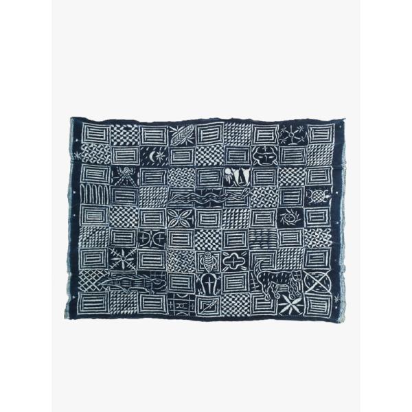 商品発送元：KANKAN ONLINE SHOPおもちゃ・ホビー・ゲーム、アート・美術品・骨董品・民芸品、骨董品・アンティークアフリカ、ナイジェリアのイボ族による藍絞り布。薄手コットンに幾何学柄や人・動物・クモ・花など、様々な模様が染め出さ...