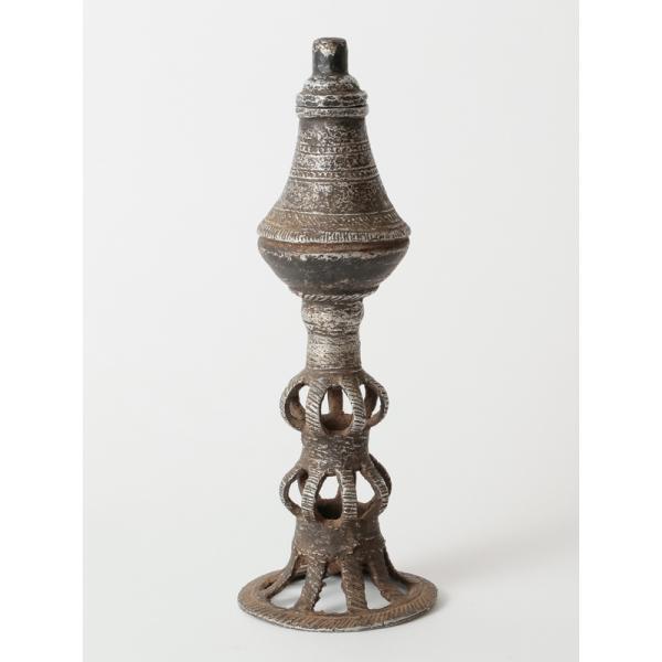 商品発送元：KANKAN ONLINE SHOPおもちゃ・ホビー・ゲーム、アート・美術品・骨董品・民芸品、骨董品・アンティークネパールで使われていた、古い真鍮製のオイルランプ。オイルを貯める部分に施された細やかな模様や脚部分の透かし、古びた...