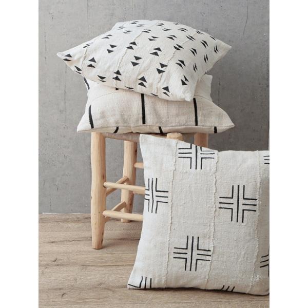 商品発送元：KANKAN ONLINE SHOP生活・インテリア・文具、クッション・テーブルクロス・布装飾マリ共和国から仕入れた白地のボゴランフィニ（泥染め布）を、クッションカバーに加工しました。アフリカの布特有の、荒々しくも優しさを感じる...