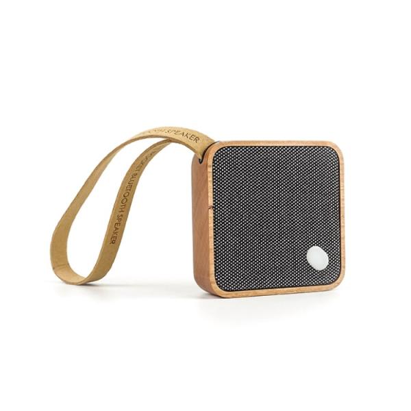 商品発送元：foranew（フォーアニュ）公式サイト家電・AV機器・カメラ、生活・美容家電 インドア＆アウトドア両方で活躍持ち運びが簡単な小さなスピーカー  軽くて片手に収まる小さなスピーカーです。ストラップが付いているので、外出先やキャン...