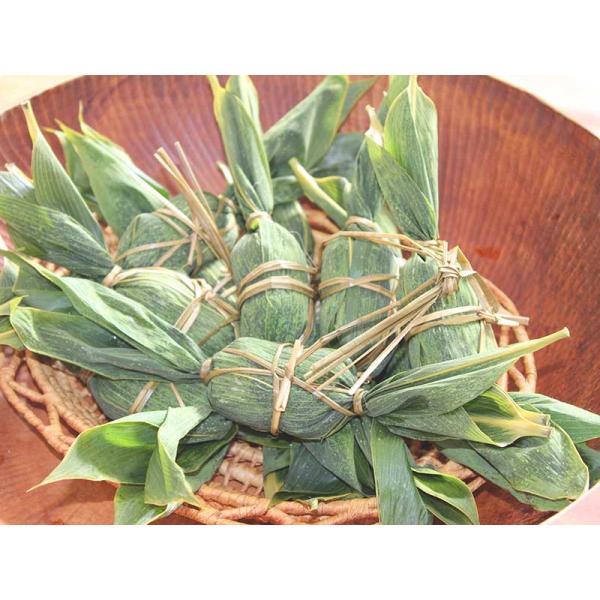 商品発送元：ガタ市フード・菓子、スイーツ・和菓子、その他和菓子知る人ぞ知る『幻のごんぼっ葉笹団子』！山間部にしか採れないごんぼっ葉を使用。連日行列のできる笹団子です。生産地三条市内容量つぶあん１０個こしあん１０個発送日目安７日以内に発送発送...