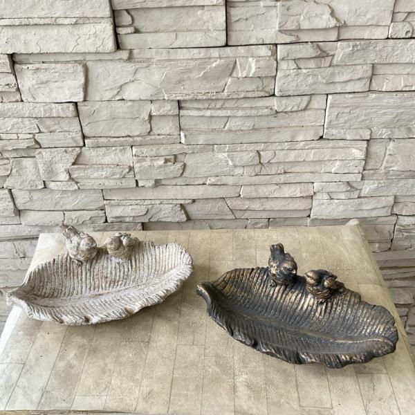 商品発送元：橋本種苗園オンラインストア家電・AV機器・カメラ繊細な模様と味わい深い色が美しいバードバスサイズW31cm.    D19cm    H10.5cm 素材　セメント手作りのため塗装に個体差があります。アンティークの風合いを出すた...