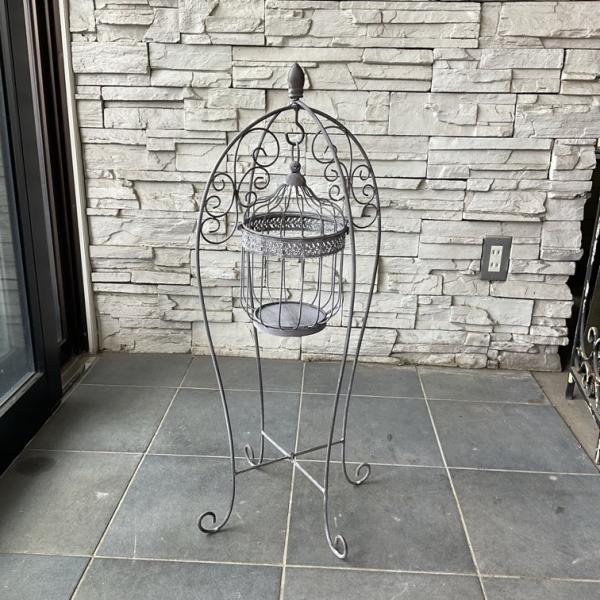 商品発送元：橋本種苗園オンラインストアフラワー・ガーデニングガーデンインテリアに♪ サイズ巾35cm  奥行35cm  高さ74cm素材　アイアン こちらのページはハンギングスタンドのみの商品ページです。バードケージは別売りです。 在庫数の...