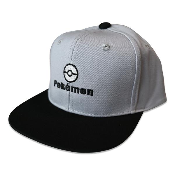 商品発送元：こども帽子屋ＨａｐｐｙＢｅａｎｓキッズ・ベビー・マタニティこのポケモンキャップは、ファンにとって必須のアイテムです。フロントにはシンプルでおしゃれなポケモンロゴと象徴的なモンスターボールの刺繍が施されており、洗練されたデザインに...