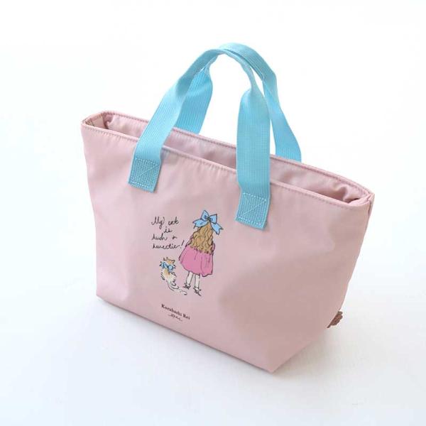 商品発送元：HUMPTY DUMPTY online shopその他イラストレーター「くらはしれい」さんの世界観がぎゅっと詰まった、保冷ランチバッグです。 やさしい色使いと繊細なタッチで描かれた女の子やモチーフが、まるで絵本の1ページのよう...