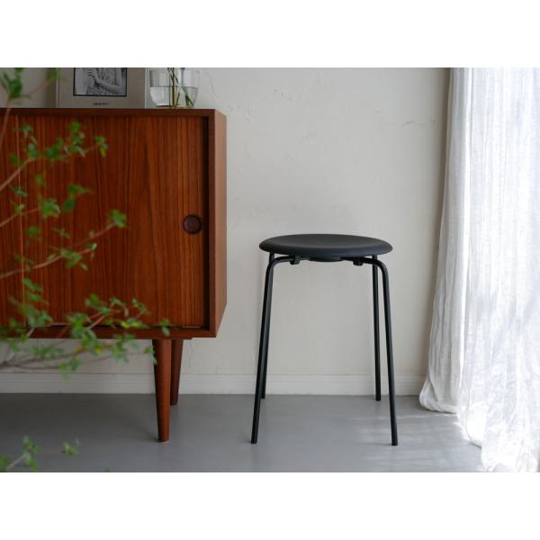 商品発送元：Hinata life※お取り寄せ品生活・インテリア・文具計算され尽くした究極のスツールは我が家のアイコン的家具に。【FRITZ HANSEN】のロングセラーのひとつである「DOTスツール」。モダンでミニマルな洗練されたデザイン...