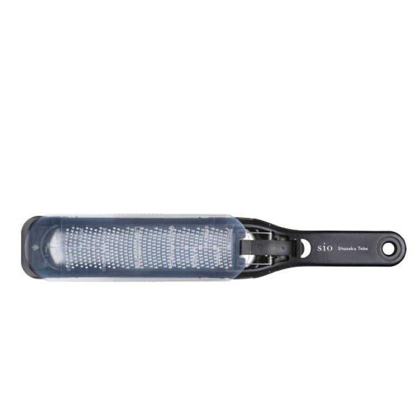 商品発送元：Hinata life生活・インテリア・文具Dreamfarm(ドリームファーム)×鳥羽周作「sio」 Ozest グレーターDream Farmdreamfarm×sioのコラボレーションアイテム。ボタンで食材を落とせるスピー...