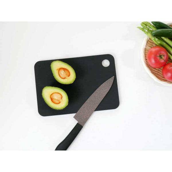 商品発送元：Hinata life生活・インテリア・文具プラ製と木製の“イイとこどり”。プロも愛用する、合成ゴムの「まな板」。お野菜やお肉をカットする際の切り心地について、まず包丁を思い浮かべてしまいますが、まな板の方はどうでしょうか？今使...