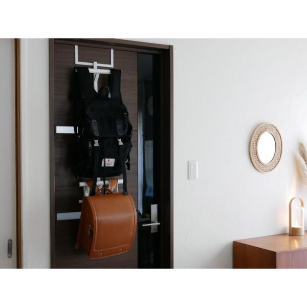 商品発送元：Hinata life生活・インテリア・文具１人１個持ちたい！ドアに掛けられる「上下２段ハンガー」リビングドアやクローゼット扉に掛けるだけの「ハンガー２段」。ドアに差し込むだけでランドセルやリュック、衣類などの収納スペースを作る...