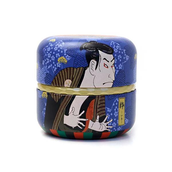 商品発送元：CHATOWA 茶と和 抹茶・茶道具の芳香園 公式通販ドリンク・アルコール、日本茶、その他の日本茶棗（なつめ）型の抹茶保存缶茶道具の棗(なつめ)をイメージした形状の抹茶保存缶です。歌舞伎をモチーフにした和風デザインが印象的で、抹...