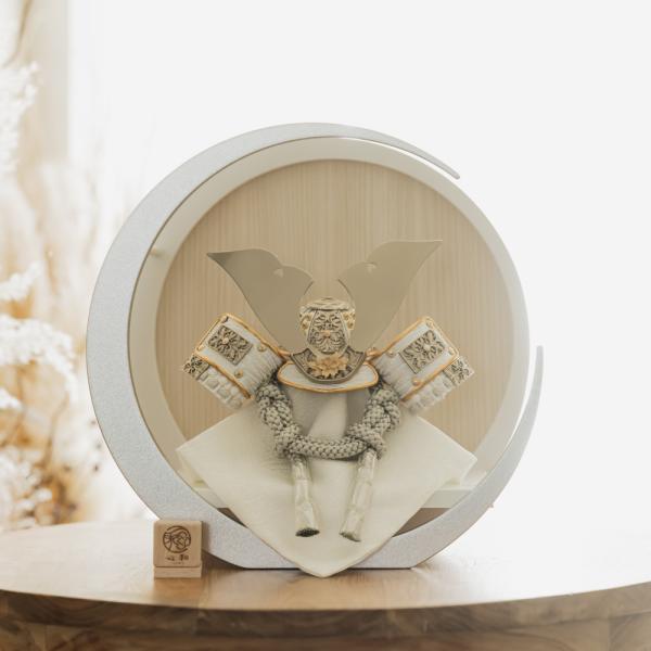 商品発送元：創業慶応元年-雛人形・五月人形の専門店-人形の岩崎幅30×奥行18×高さ29(cm)おもちゃ・ホビー・ゲーム【製作】一徳【規格】6号【仕様】白小札グレー糸威、金白兜鉢、シャンパンゴールド金物【装飾】飾り台、屏風【寸法】幅30×奥...