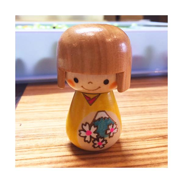 商品発送元：こけし屋　『卯三郎の孫』こけしの高さ・サイズ約7.5ｃｍ生活・インテリア・文具デザイン性の高い「かわいい」感性を取り込んだ「卯三郎(うさぶろう)こけし」プレゼントにも最適です!子供たちの遊び道具から日本の伝統的な工芸品のひとつに...
