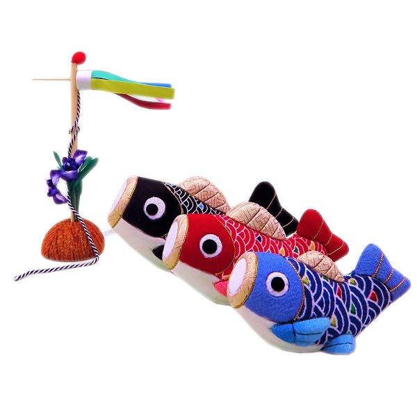 商品発送元：【公式】 人形の久月オンラインストアその他鯉のぼりが、ふっくらかわいい木目込み人形になりました。大中小、3匹の鯉のセットです。木の粉を固めて作ったボディに、布を木目込んで作ります。初節句のお祝いや、初夏のインテリアにおすすめです...