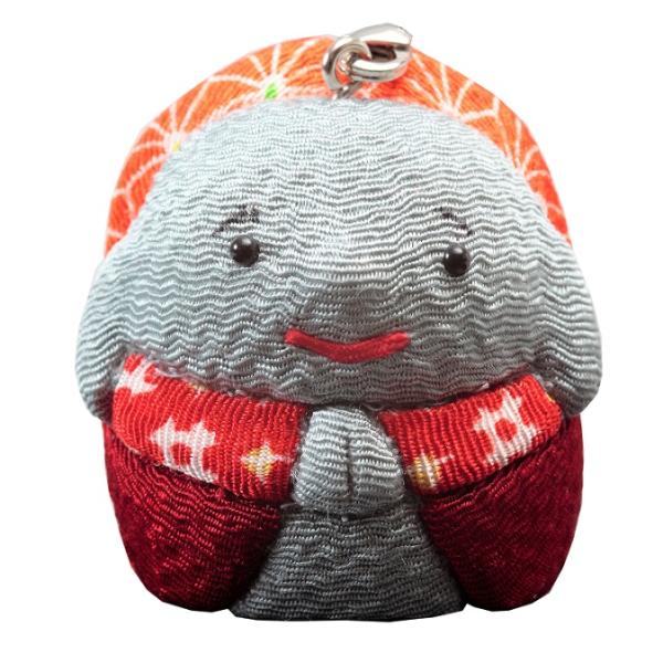 商品発送元：【公式】 人形の久月オンラインストアおもちゃ・ホビー・ゲーム、手芸・クラフト、クラフト小さなお地蔵さまの木目込み人形です。木の粉を固めて作ったボディに、布を木目込んで作ります。木目込み完成後、付属のストラップをつけて持ち歩くこと...