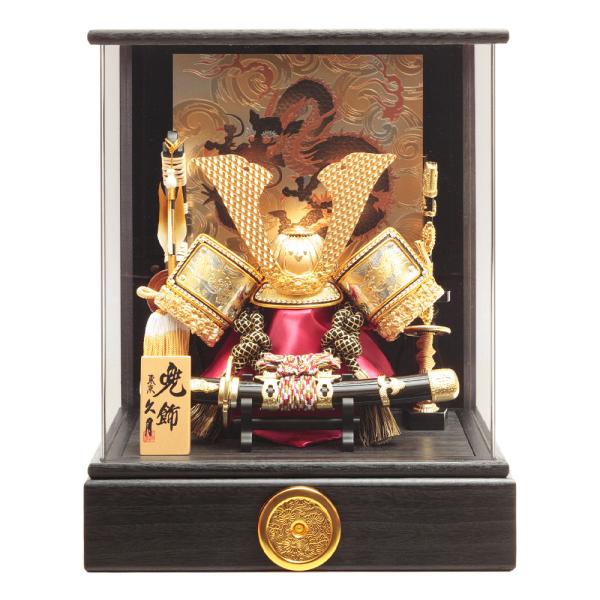 商品発送元：【公式】 人形の久月オンラインストア兜ケース飾りキッズ・ベビー・マタニティ、キッズ、おもちゃ、人形（日本人形・フランス人形）ケースバックに大きな彫金の龍が特徴的な兜取付アクリルケース飾りです。前に柱がないので、すっきりと兜を見る...