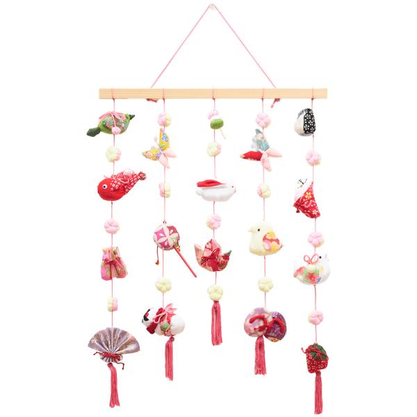 商品発送元：【公式】 人形の久月オンラインストアつるし雛キッズ・ベビー・マタニティ、キッズ、おもちゃ、人形（日本人形・フランス人形）壁に掛けて飾れる人気のタイプのつるし雛です。初節句のお祝いに相応しいおめでたい飾りの数々を、奥行を取らず省ス...