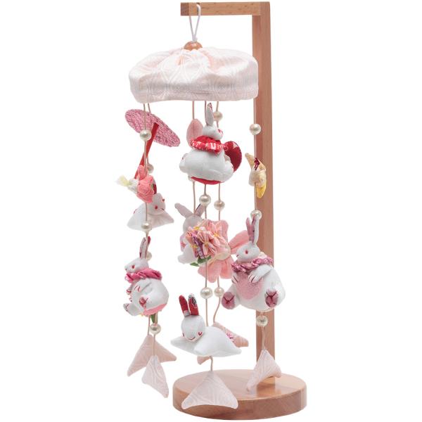 商品発送元：【公式】 人形の久月オンラインストアつるし雛キッズ・ベビー・マタニティ、キッズ、おもちゃ、人形（日本人形・フランス人形）白を基調に仕立てた全体的に柔らかい印象のお飾りです。春の象徴や無病息災の意味を持つ"うさぎ"の飾りが沢山下が...