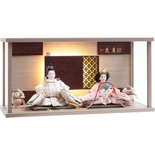 商品発送元：【公式】 人形の久月オンラインストア親王ケース飾りキッズ・ベビー・マタニティ、キッズ、おもちゃ、人形（日本人形・フランス人形）ケース背景の上品な木目調の装飾が、春らしい明るく優美な色彩のお人形を見事に引き立てます。コンパクトなサ...