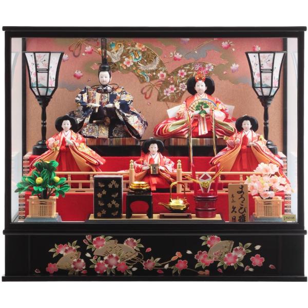 商品発送元：【公式】 人形の久月オンラインストア親王官女ケース飾りキッズ・ベビー・マタニティ、キッズ、おもちゃ、人形（日本人形・フランス人形）鶴と小槌を添えた扇の絵柄と春らしい桜を合わせて描いた、優美で華やかな風情が特長のケース背景に、雅や...