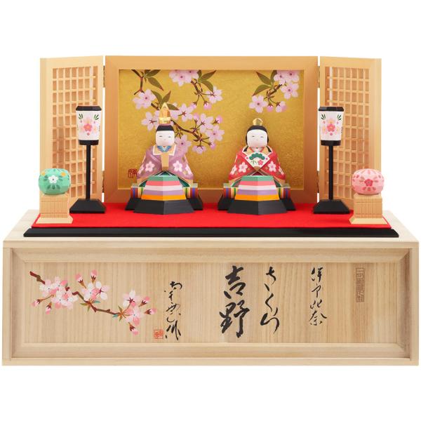 商品発送元：【公式】 人形の久月オンラインストア一刀彫キッズ・ベビー・マタニティ、キッズ、おもちゃ、人形（日本人形・フランス人形）桜の柄をあしらった上品な屏風と台に、冠に純金箔を使用したかわいらしいお人形が映える一刀彫です。桜は、冬を忍び春...