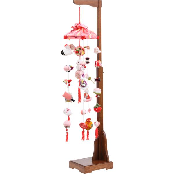 商品発送元：【公式】 人形の久月オンラインストアつるし雛キッズ・ベビー・マタニティ、キッズ、おもちゃ、人形（日本人形・フランス人形）高さを調節することが可能な便利な伸縮タイプのつるし雛です。木目調の伸縮可能なスタンドに、ころんとした可愛らし...