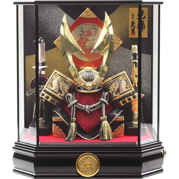 商品発送元：【公式】 人形の久月オンラインストア兜ケース飾りキッズ・ベビー・マタニティ、キッズ、おもちゃ、人形（日本人形・フランス人形）勇壮な龍を表現した印象的な装飾を添えたケース背景に、立体感のある鍬形が迫力のある黄金色に光り輝く兜が見事...